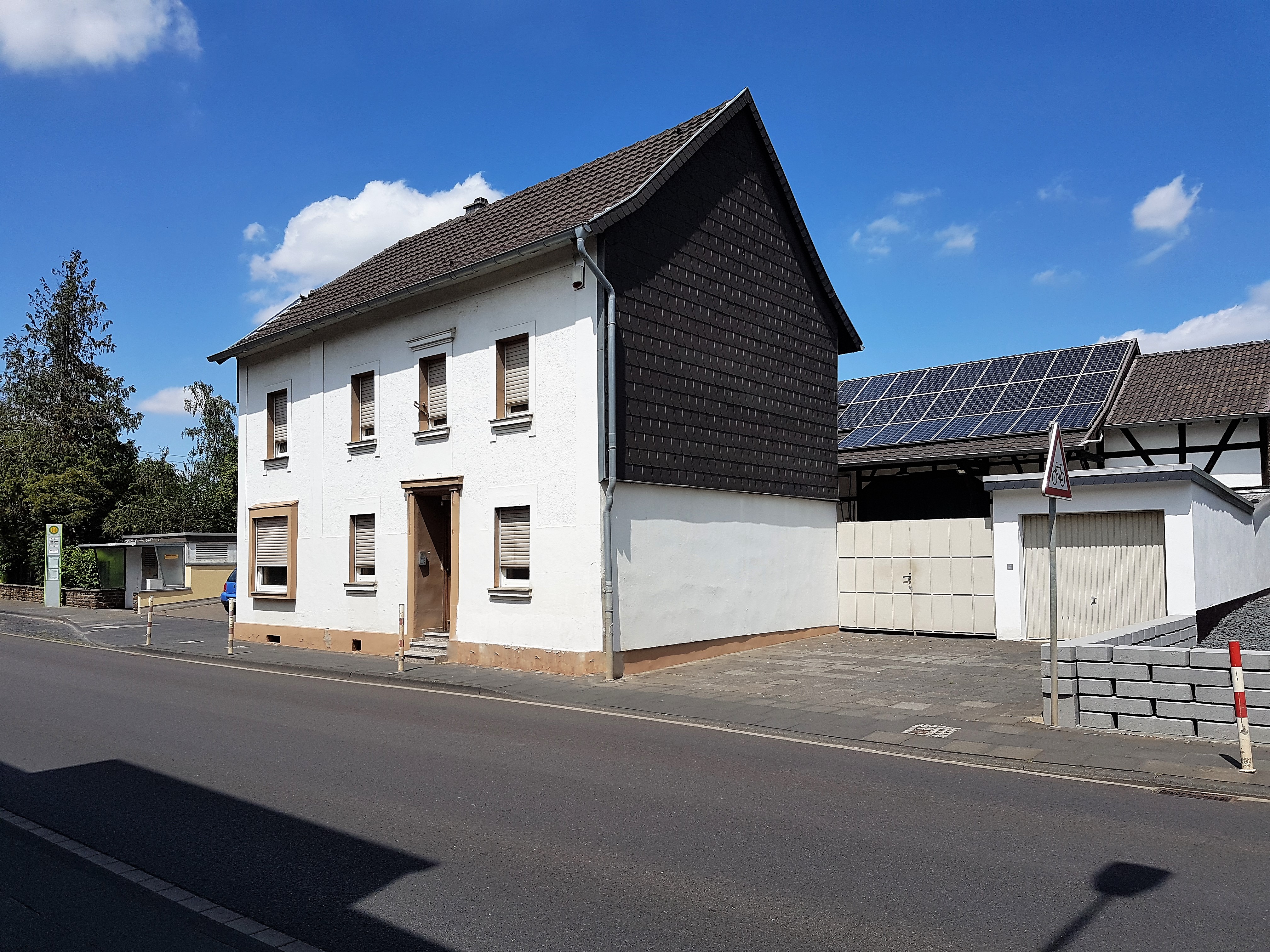 -VERKAUFT- moderner Vierkanthof mit Scheune und Photovoltaikanlage ...